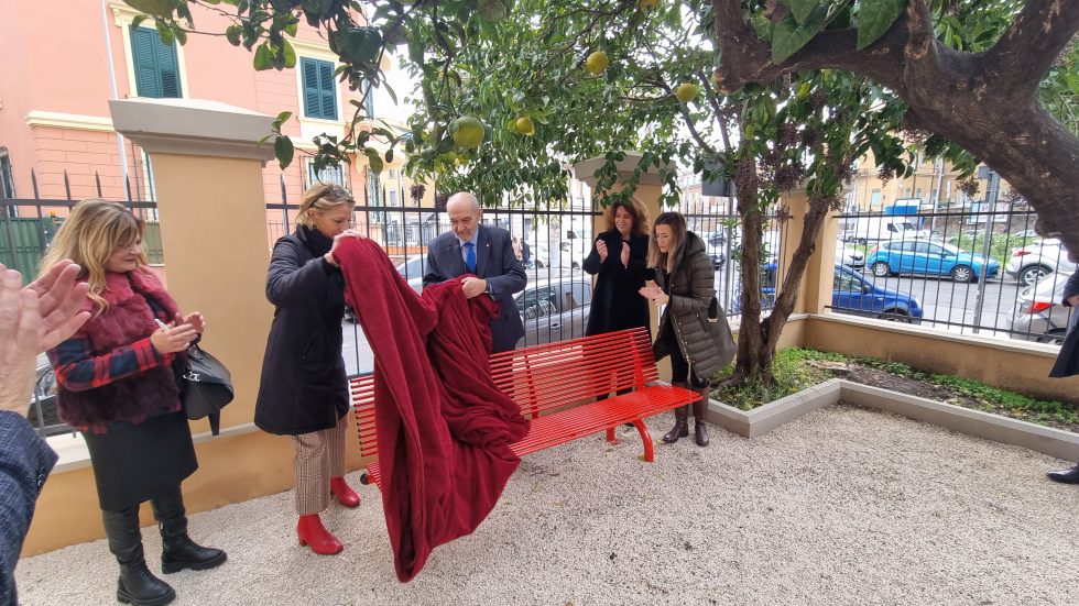 Unitelma contro la violenza di genere: inaugurata la panchina rossa in ...